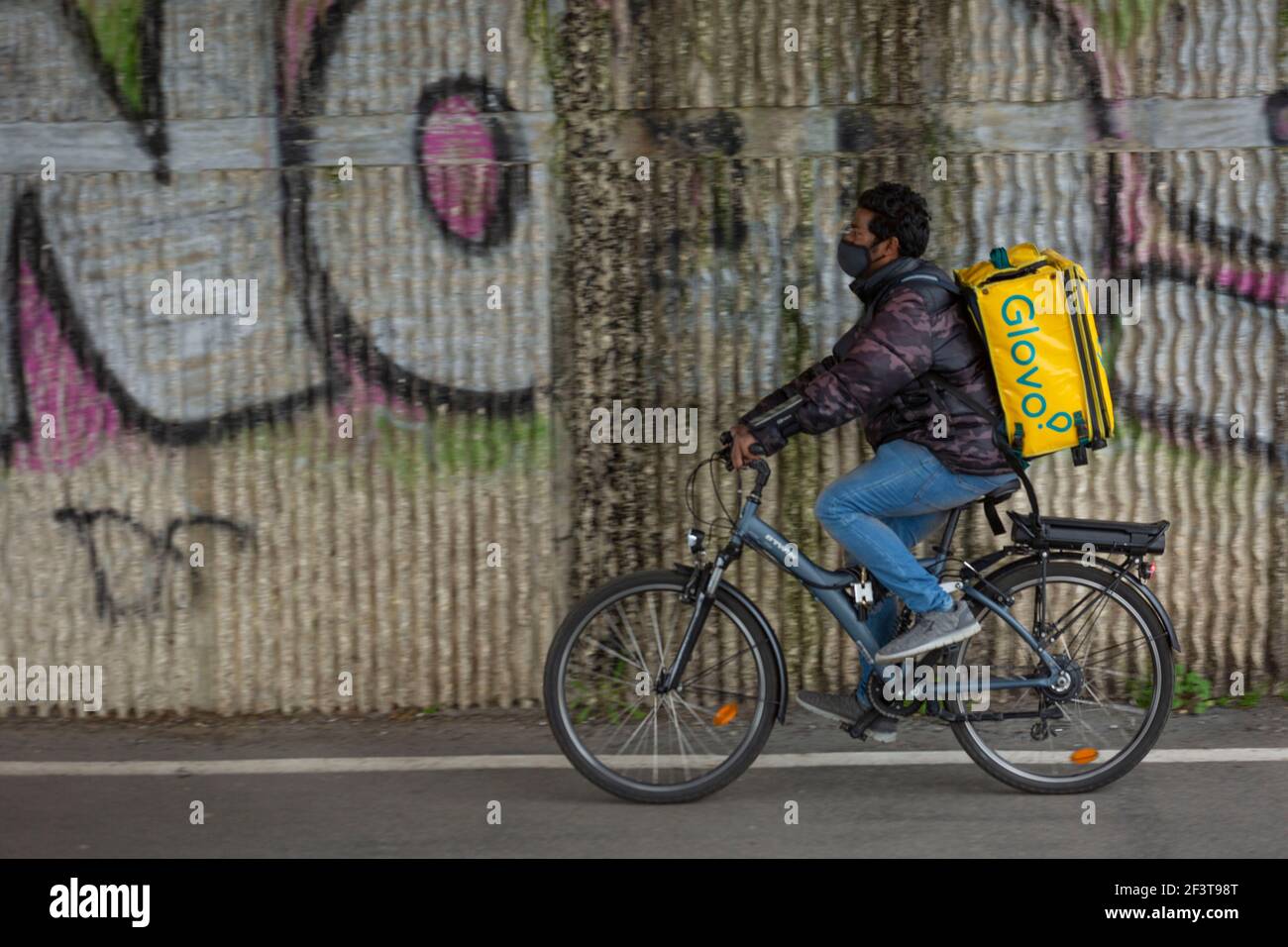 Delivery food bicycle young man hi-res stock photography and images - Alamy