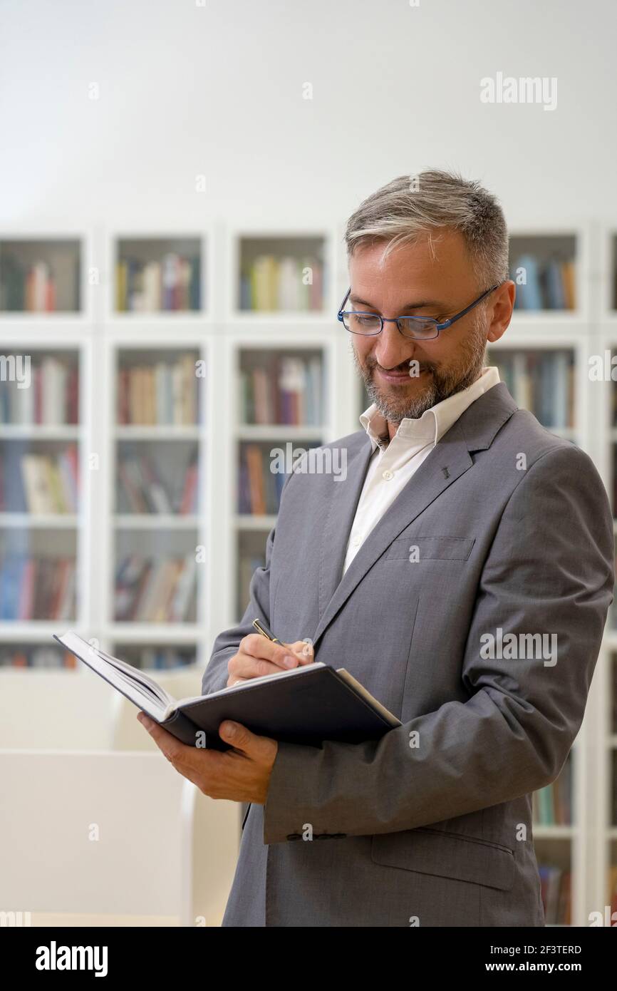 White male teacher in classroom hi-res stock photography and images - Alamy