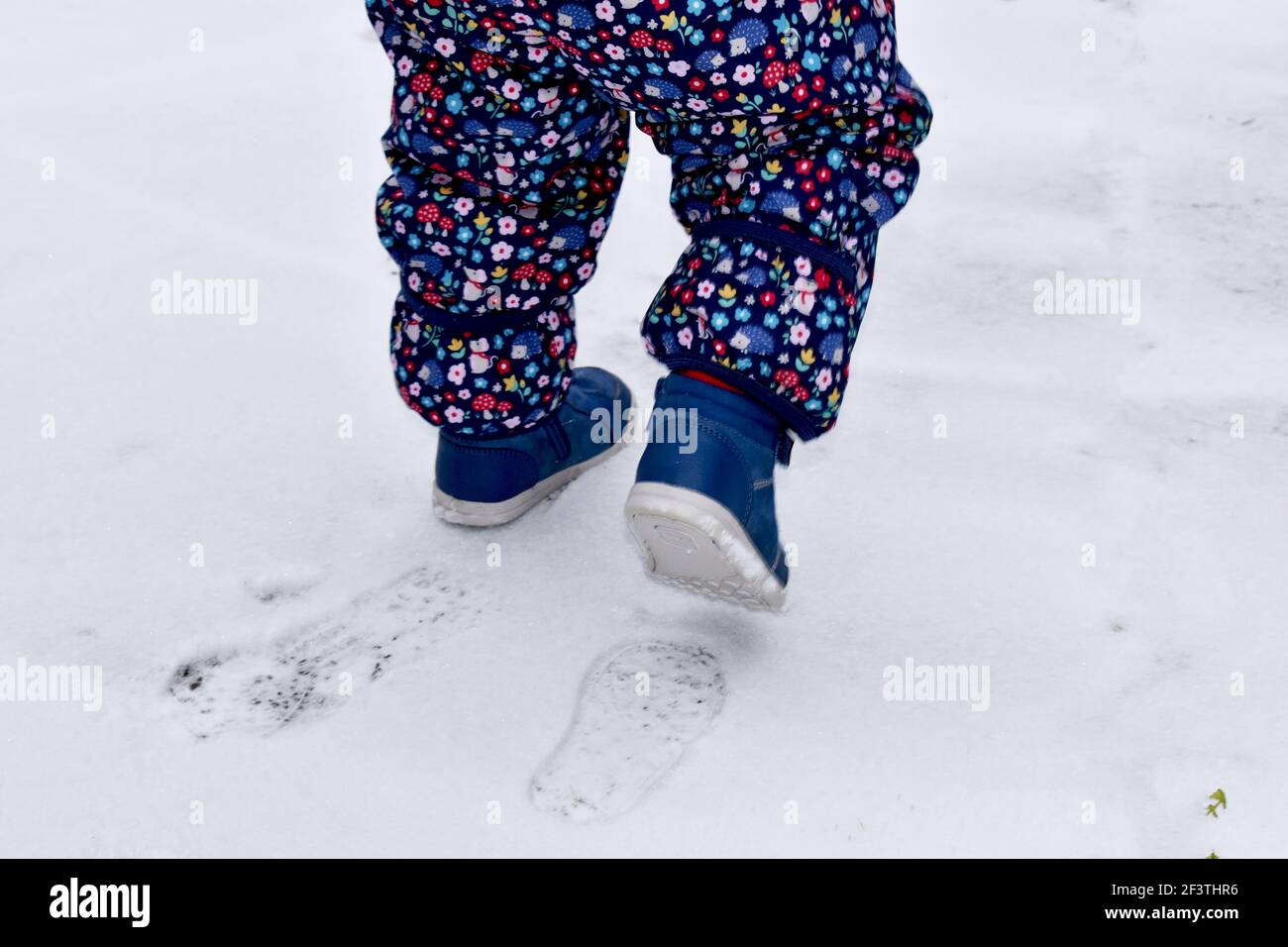 Toddler footprints in the snow Stock Photo - Alamy