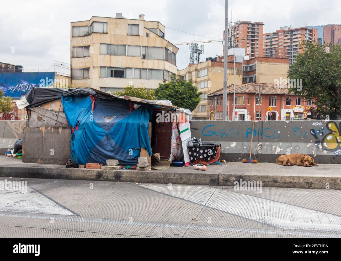 Makeshift house hi-res stock photography and images - Alamy
