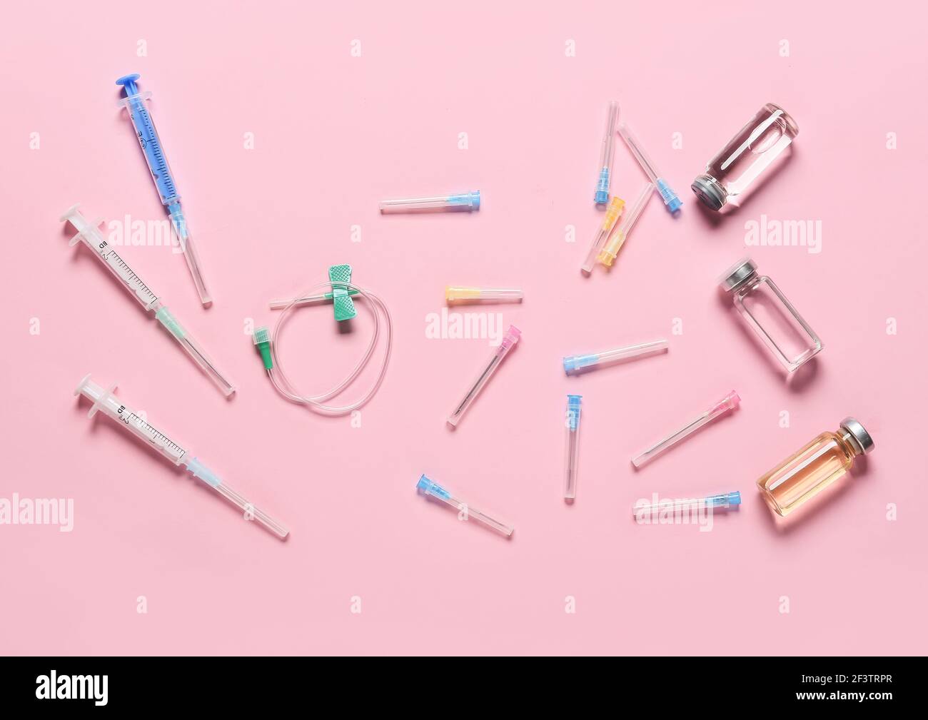 Top view many syringes hi-res stock photography and images - Alamy