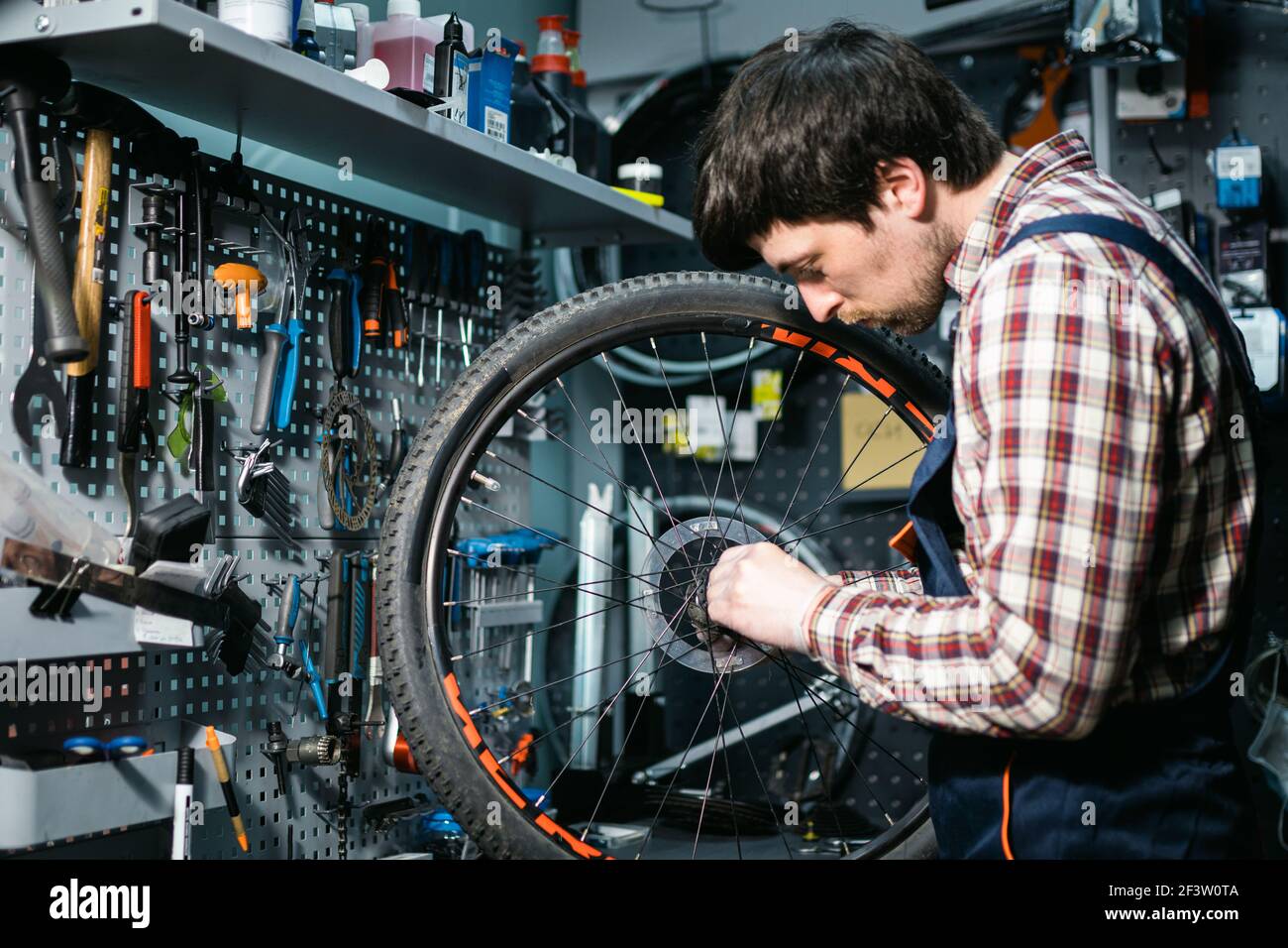 Repairer mechanician hi-res stock photography and images - Alamy