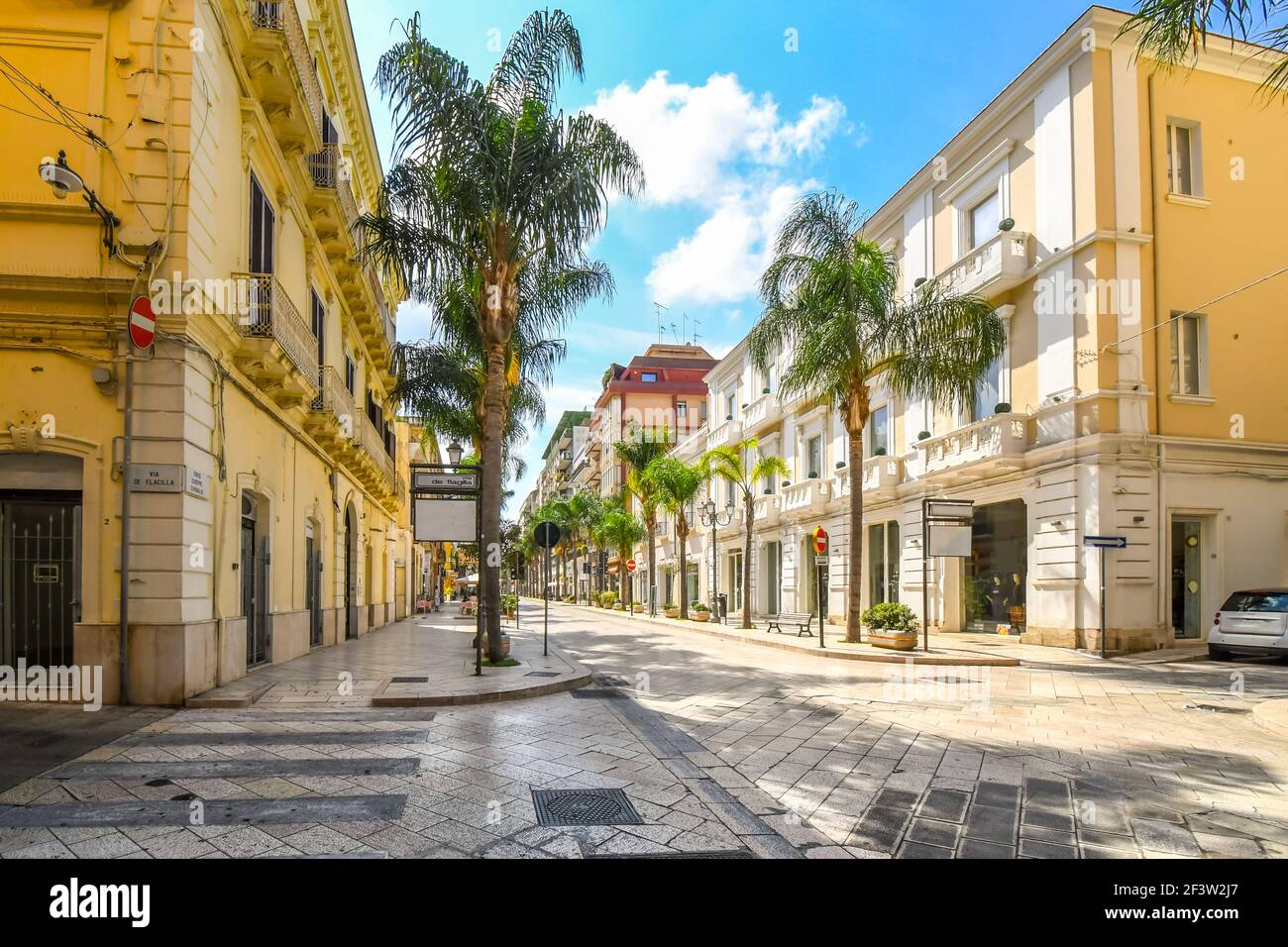 Empty italian street hi-res stock photography and images - Alamy
