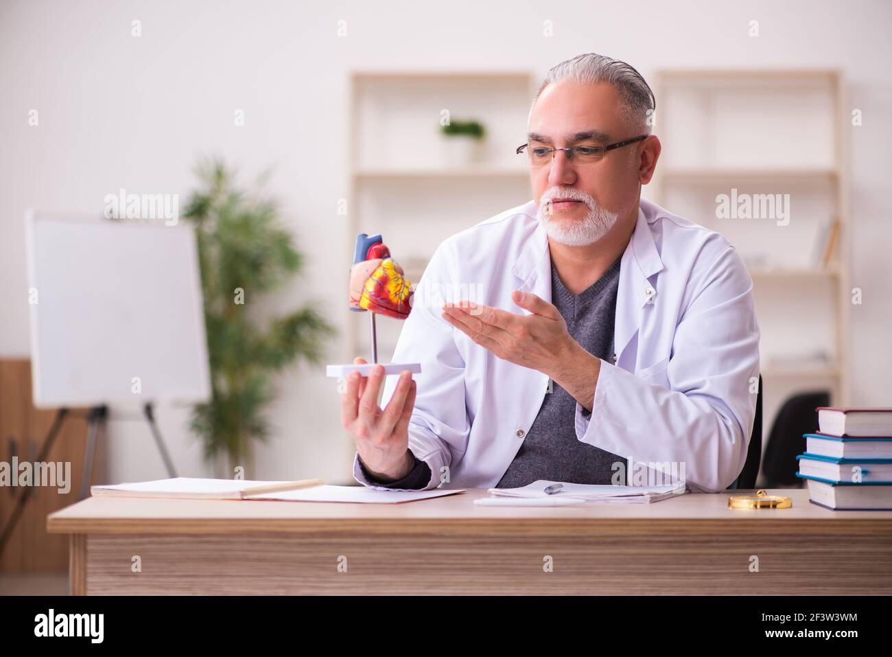 Doctor showing cardiogram old hi-res stock photography and images - Alamy
