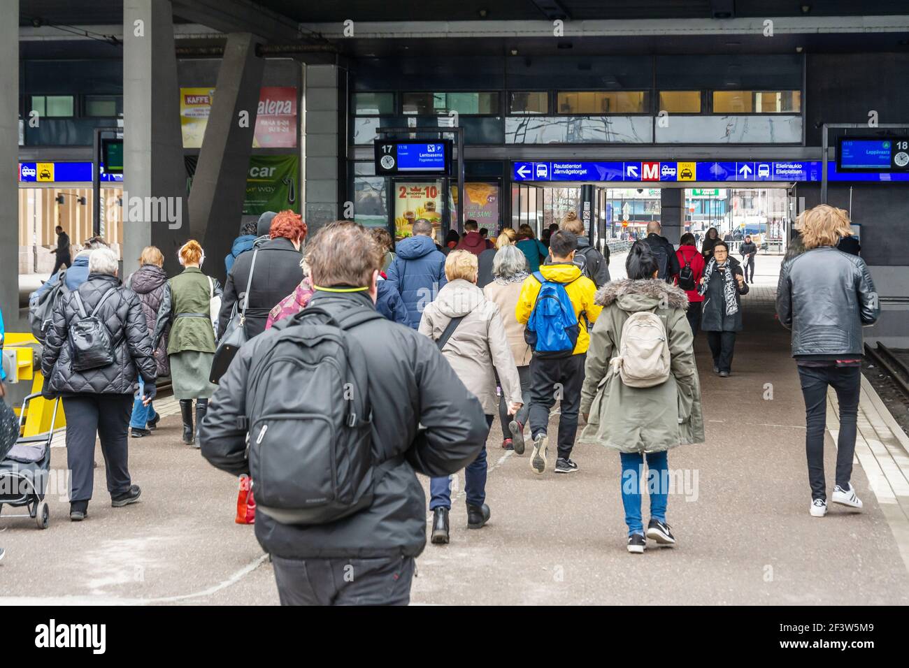 People rushing for the train hi-res stock photography and images - Alamy
