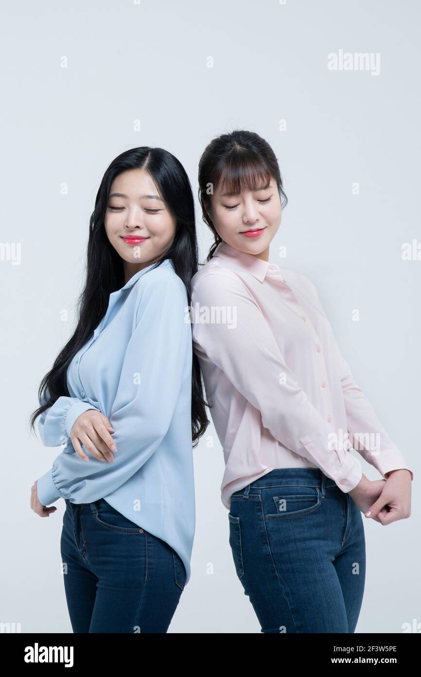 Two sisters standing back back hi-res stock photography and images - Alamy