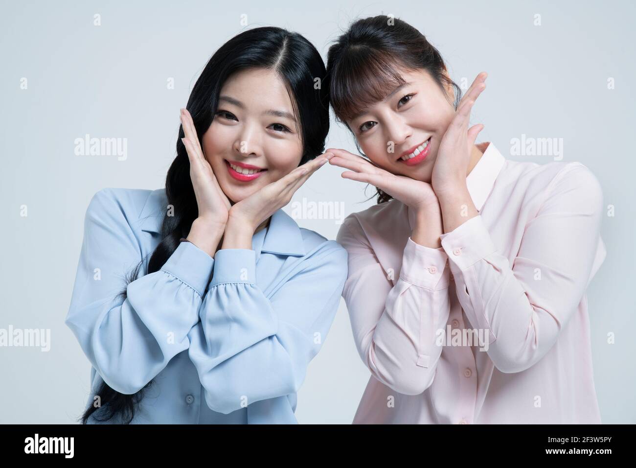 Two sisters standing back back hi-res stock photography and images - Alamy
