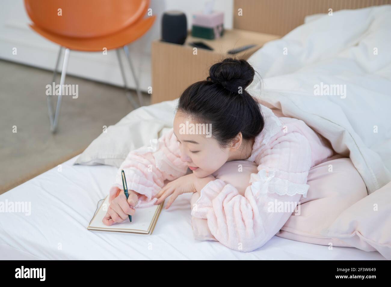 Man notebook pen bed hi-res stock photography and images - Alamy