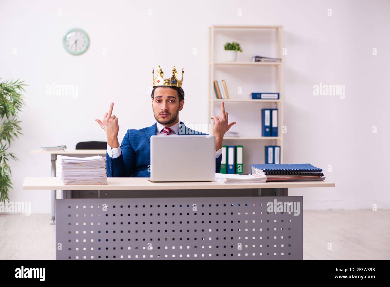 King businessman employee working in the office Stock Photo - Alamy