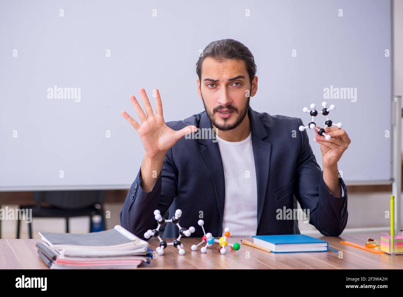 Young teacher physicist in the classroom Stock Photo - Alamy
