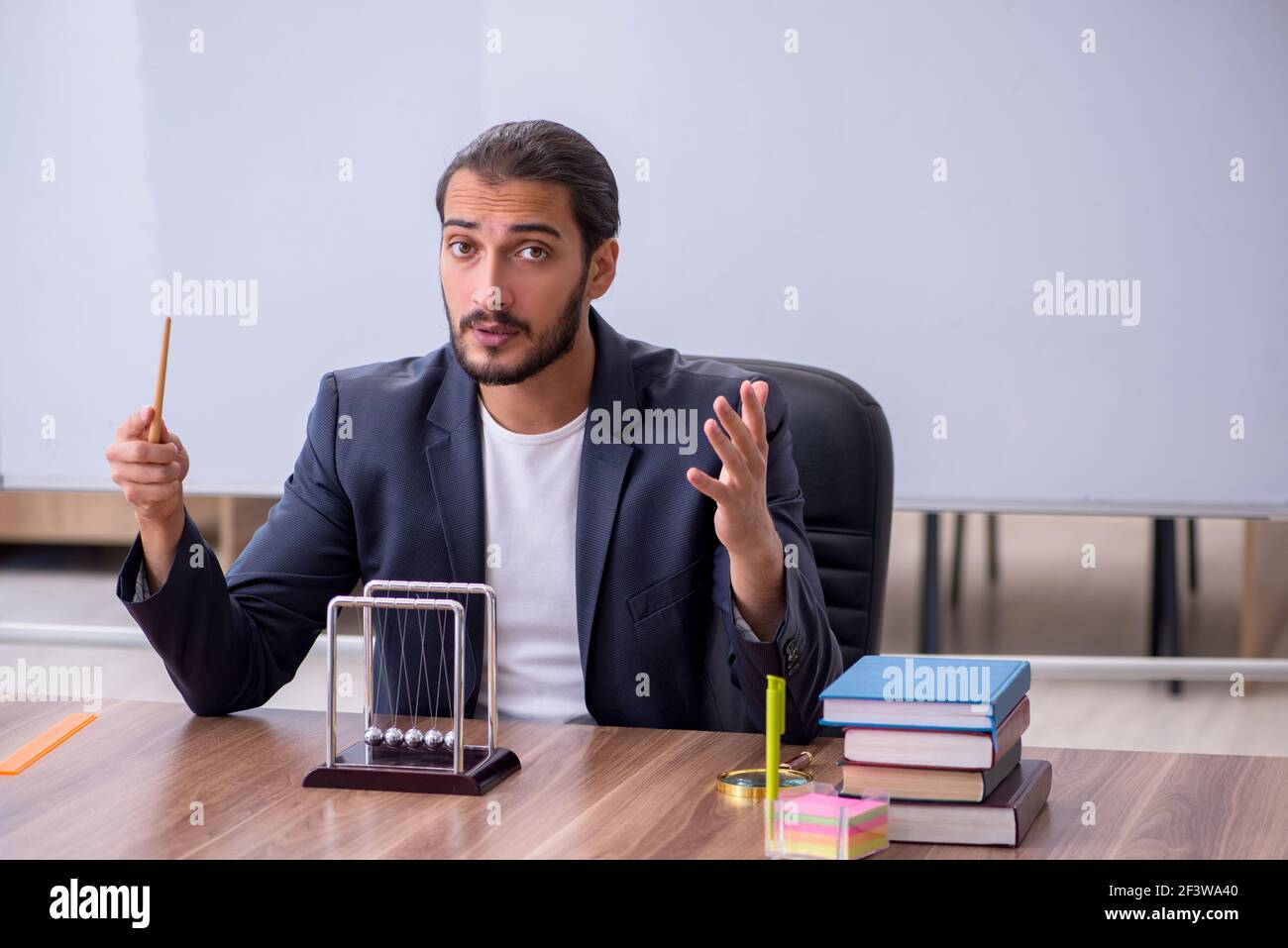 Young teacher physicist in the classroom Stock Photo - Alamy