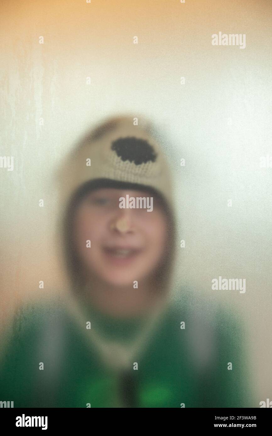 Face pressed against glass hi-res stock photography and images - Alamy