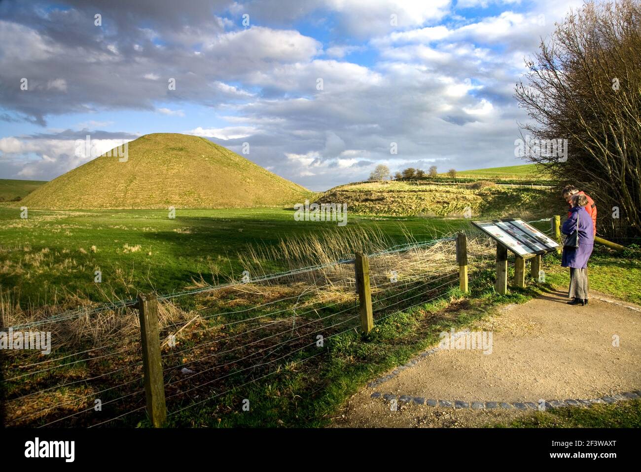 Neolithic site of Silbury Hill, near Avebury in Wiltshire, UK Stock ...