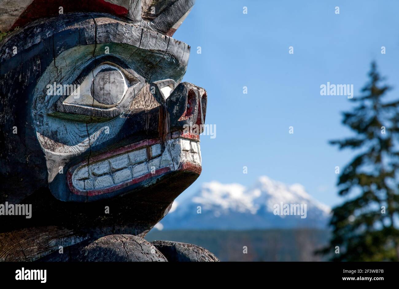 totem pole with Mount Arrowsmith in background, Port Alberni, Vancouver ...