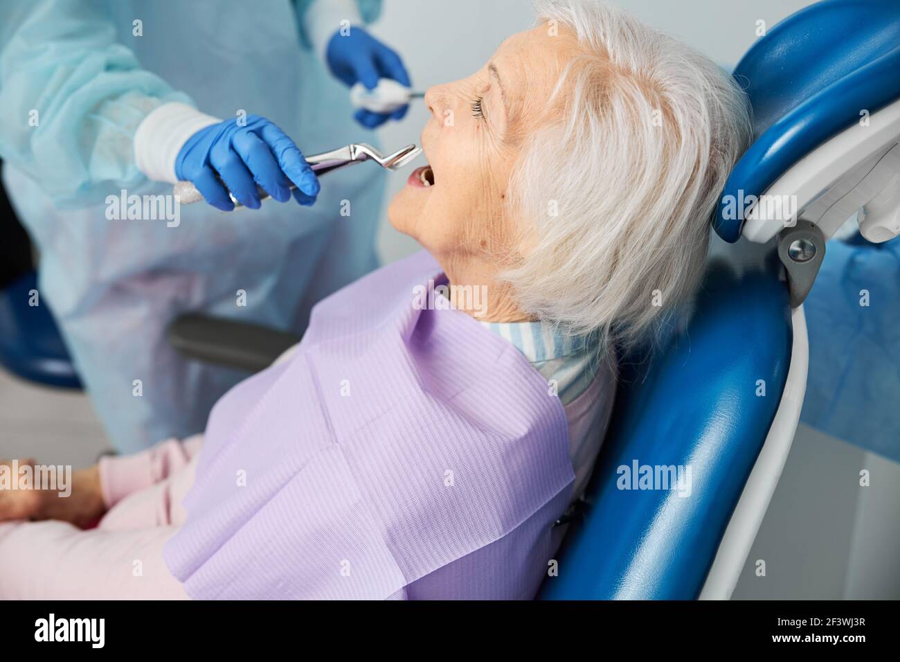 Tooth extraction hi-res stock photography and images - Alamy