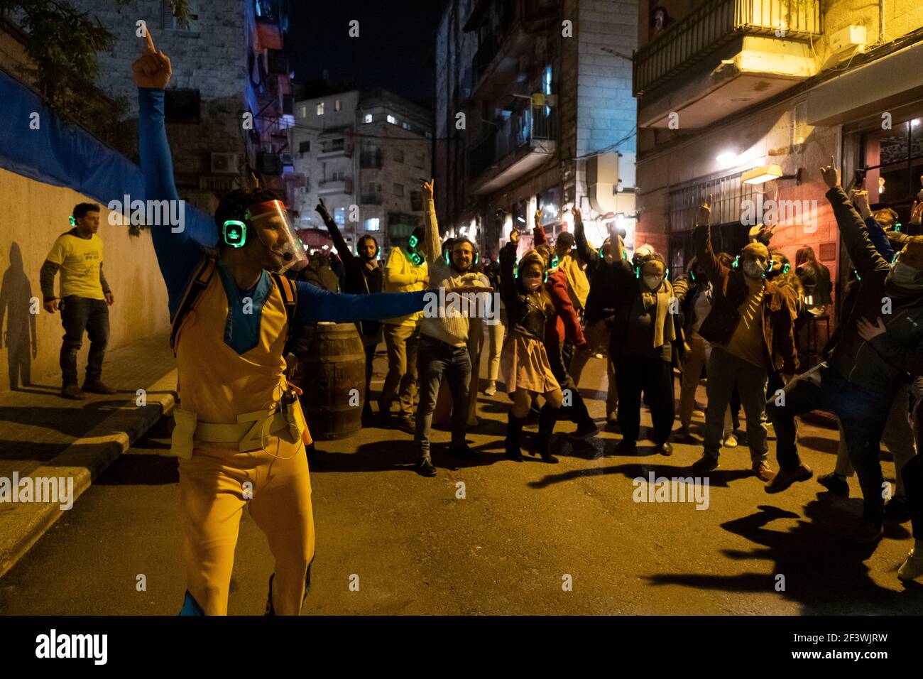 Dancing israelis hi-res stock photography and images - Alamy
