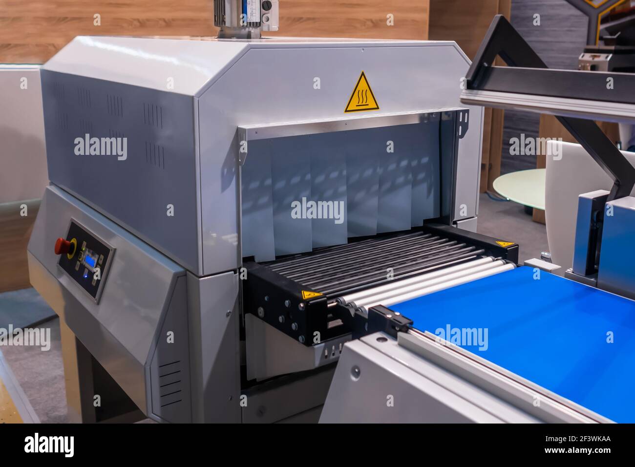 Automatic shrinking film wraping packaging machine at plastic ...