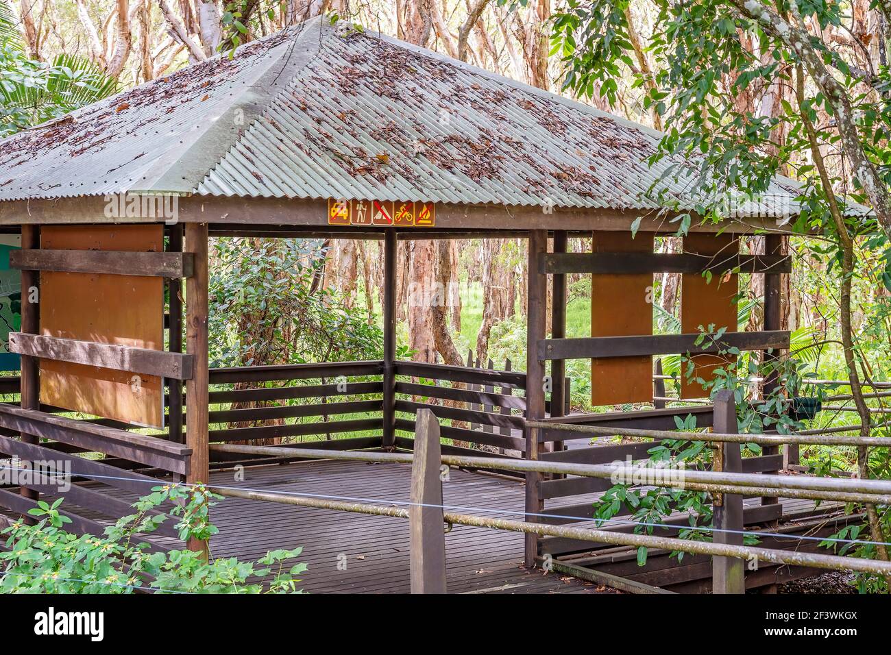 Paper bark shelter hi-res stock photography and images - Alamy