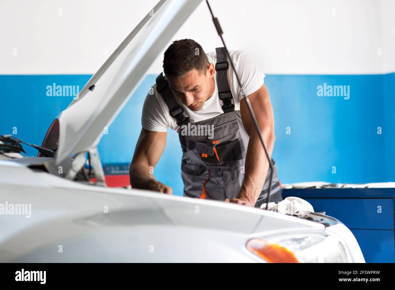 Engine repair station hi-res stock photography and images - Alamy