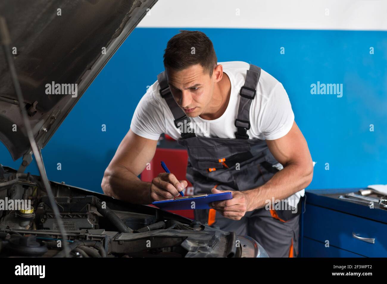 make a list of engine defects in a garage Stock Photo - Alamy