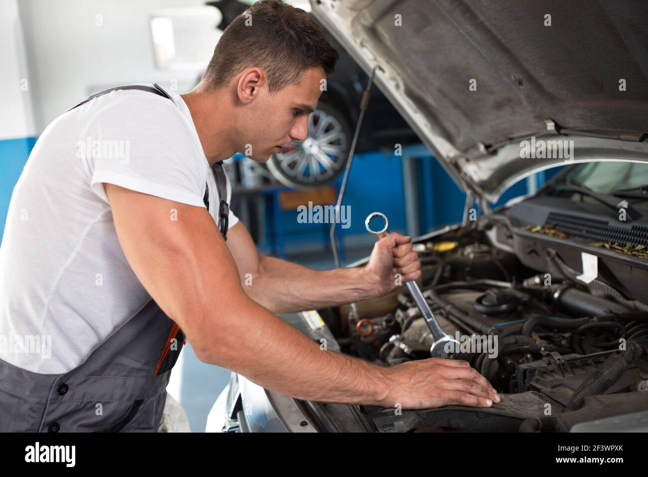 Checking the engine in a workshop Stock Photo - Alamy