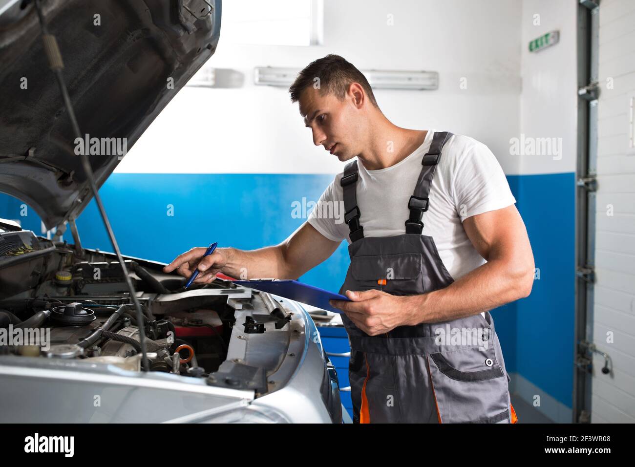 Mechanic showing and checking a damage Stock Photo - Alamy