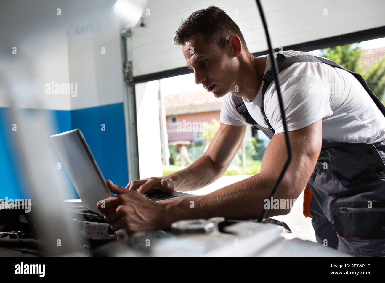 Repairman holding laptop computer hi-res stock photography and images ...