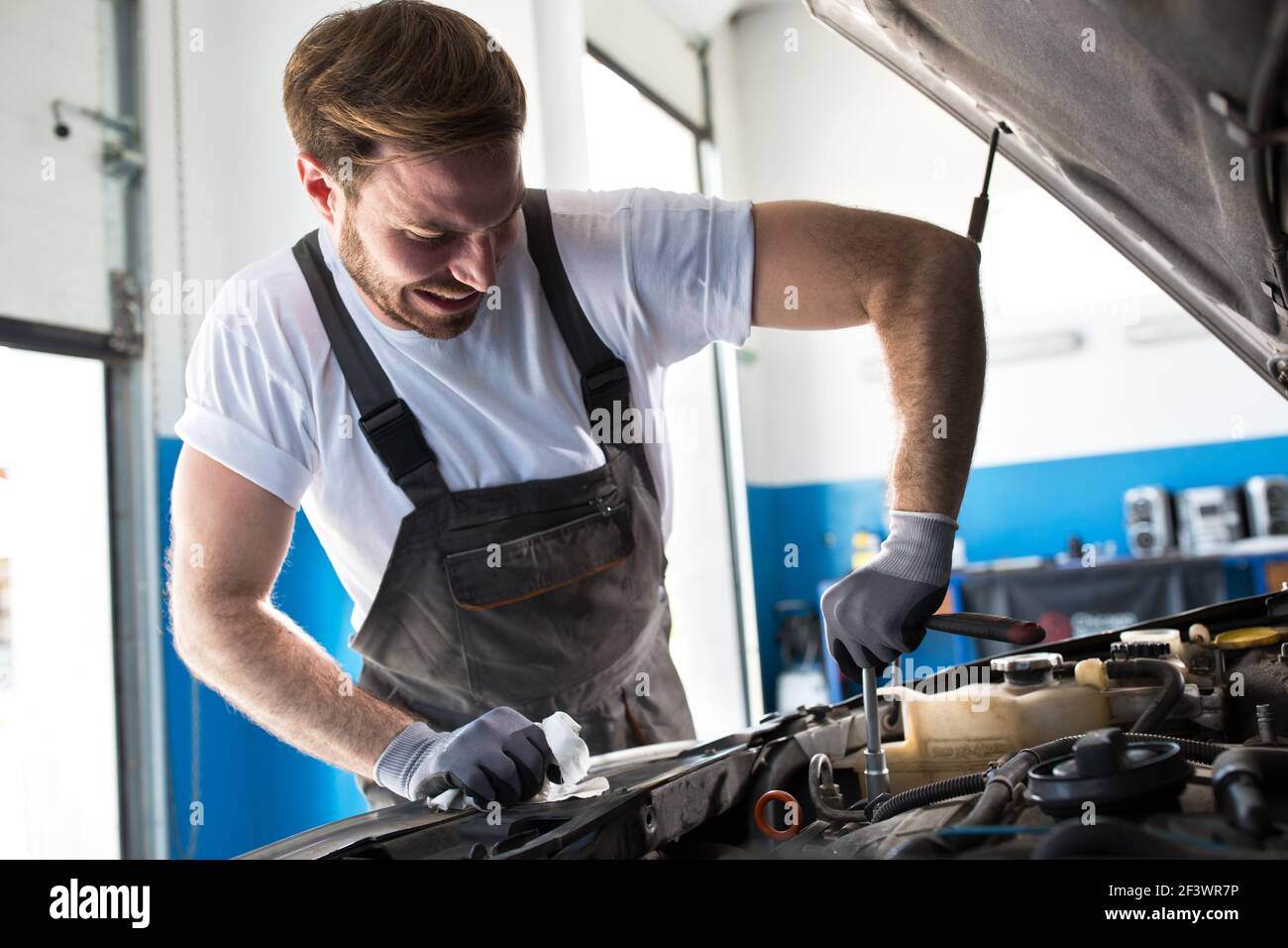 Mechanical problems hi-res stock photography and images - Alamy