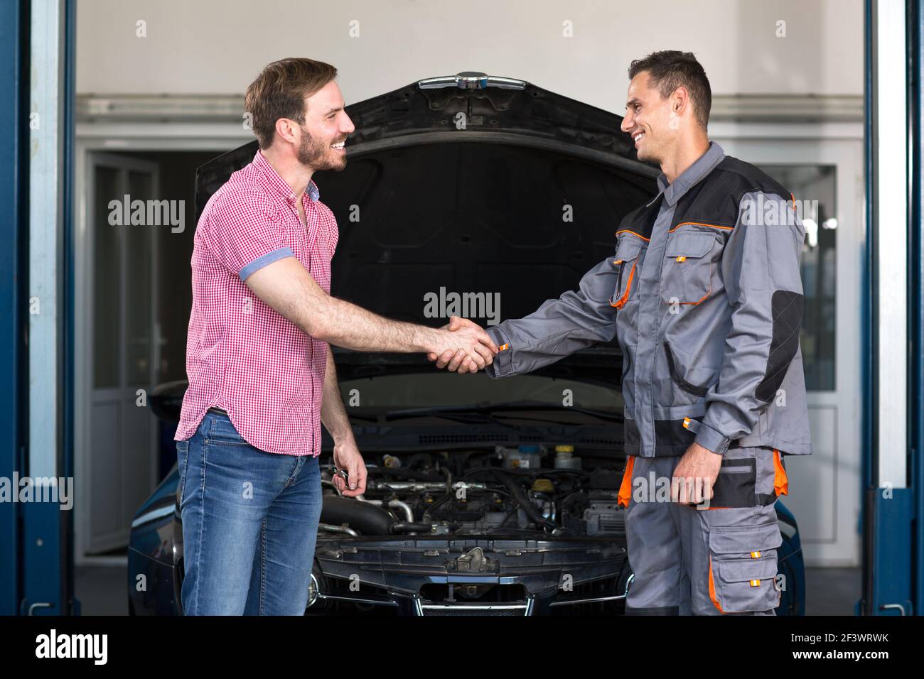 Completed automobile engine hi-res stock photography and images - Alamy