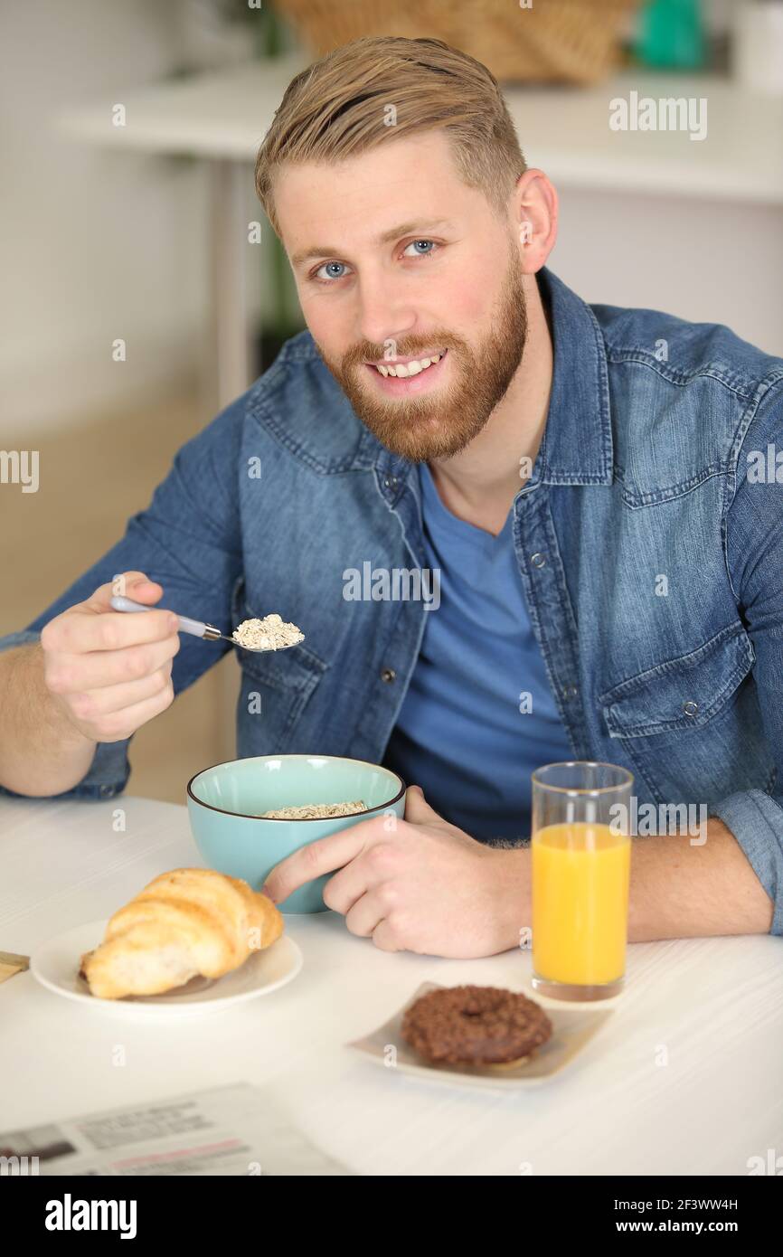 young man eating breakfast at home Stock Photo - Alamy