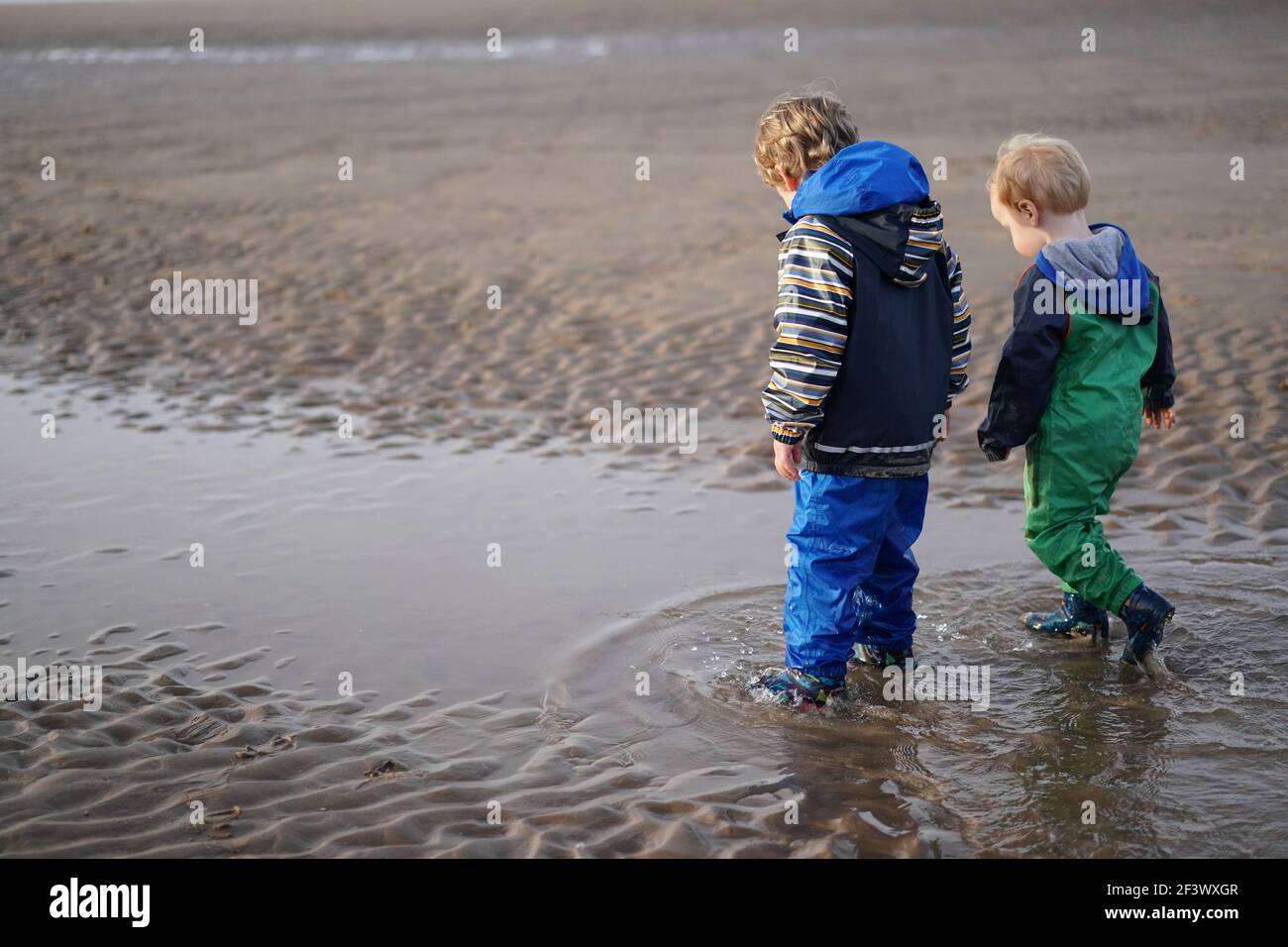 Siblings paddle hi-res stock photography and images - Alamy