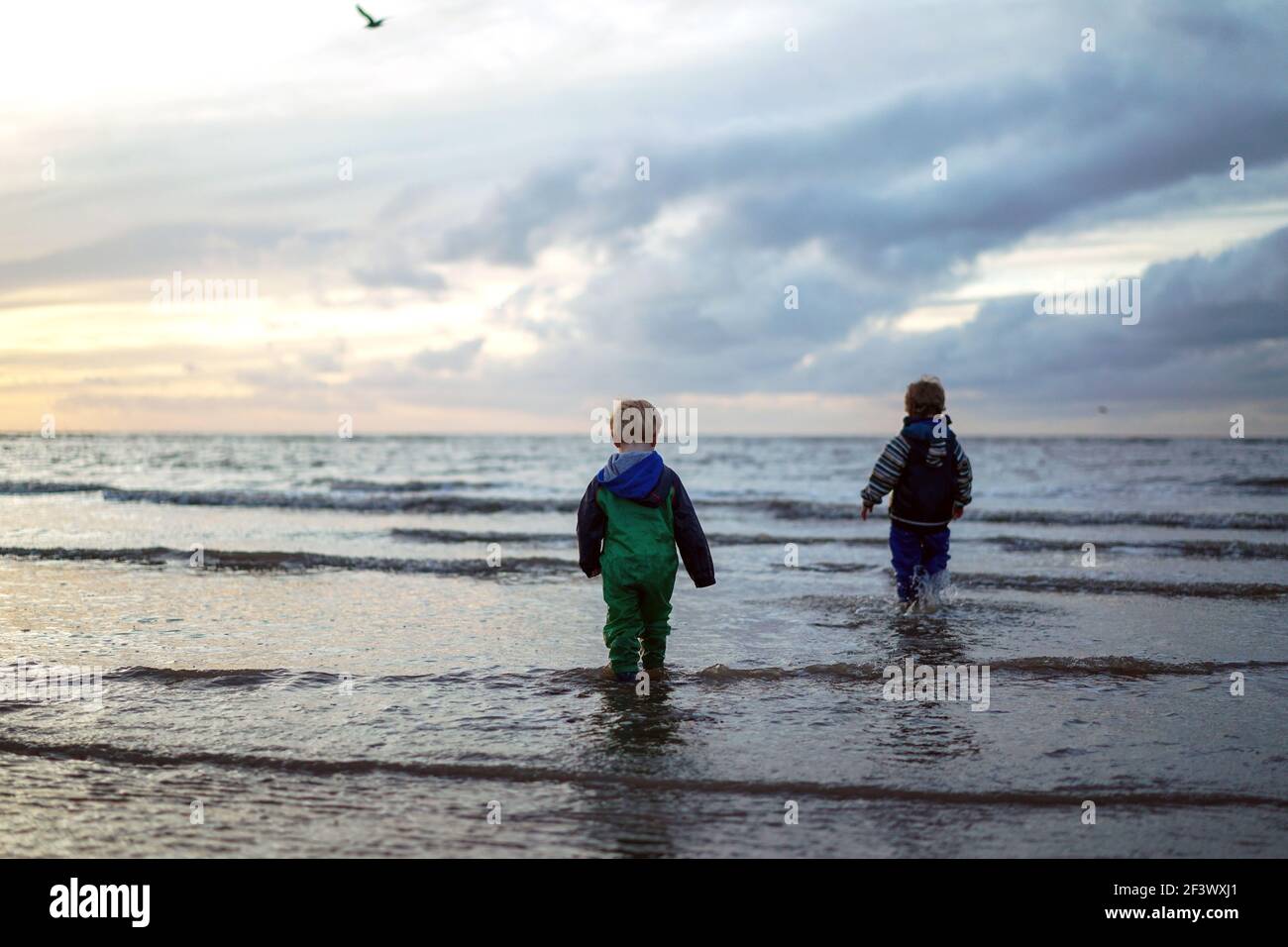Siblings paddle hi-res stock photography and images - Alamy