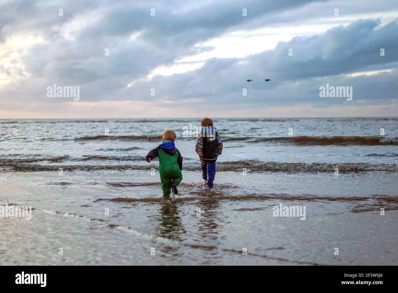 Siblings paddle hi-res stock photography and images - Alamy