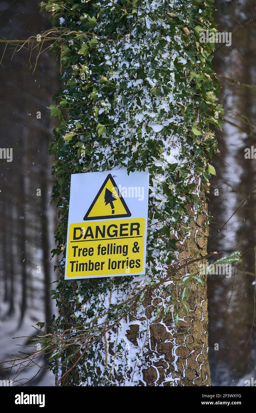 Timber lorries warning sign hi-res stock photography and images - Alamy