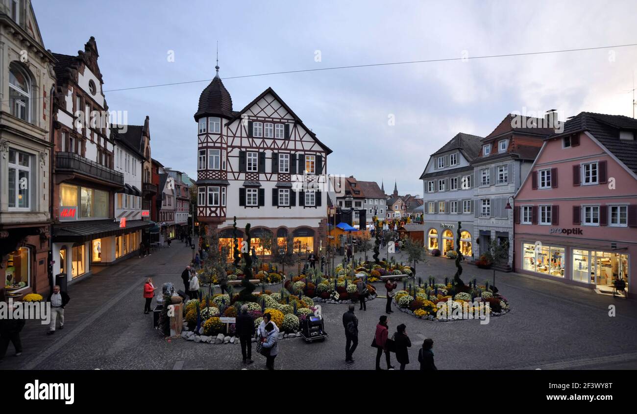 Lahr, Innenstadt, Chrysanthema mit langer Einkaufsnacht und Beleuchtung ...