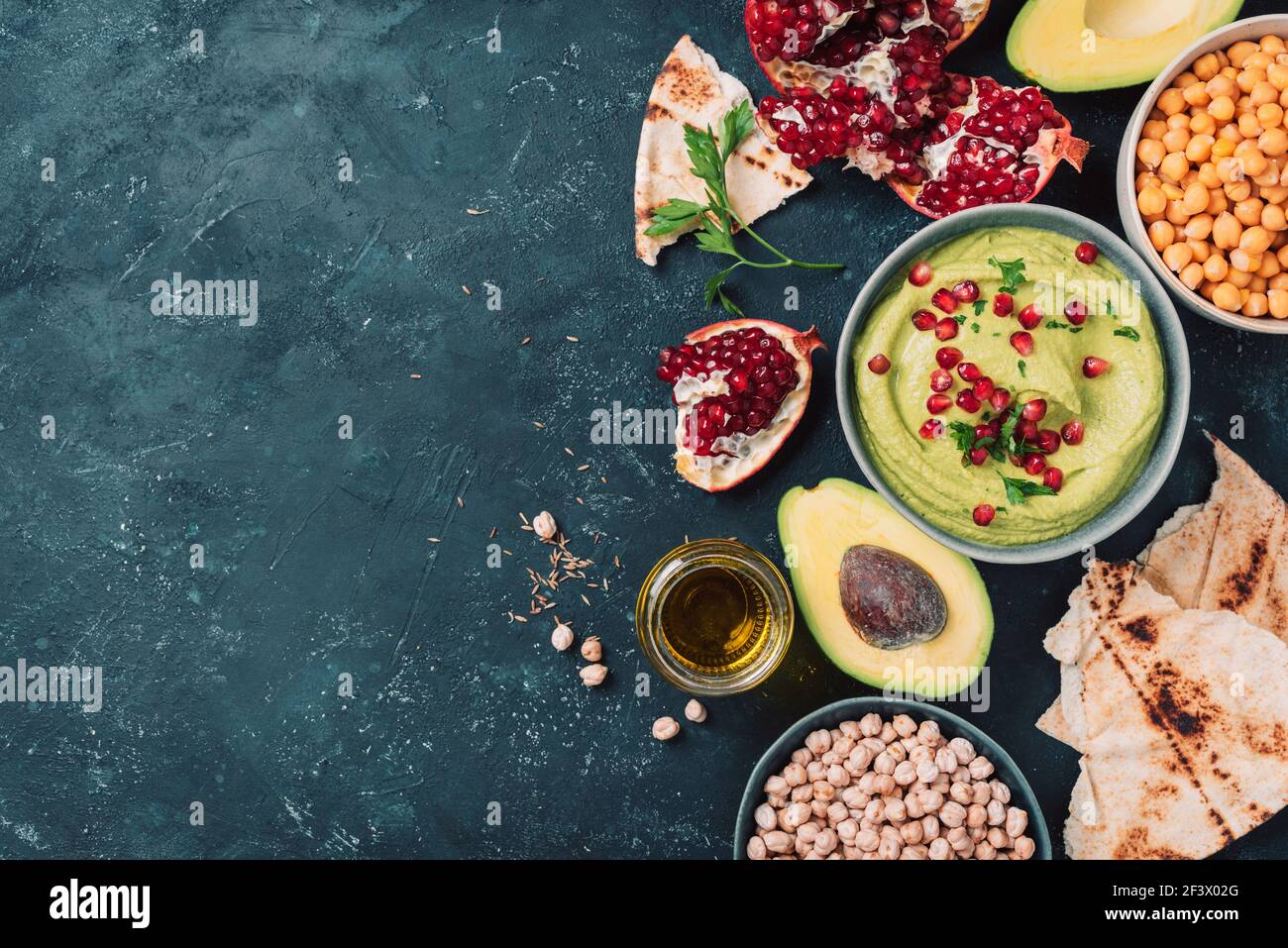 Avocado and pea spread hi-res stock photography and images - Alamy