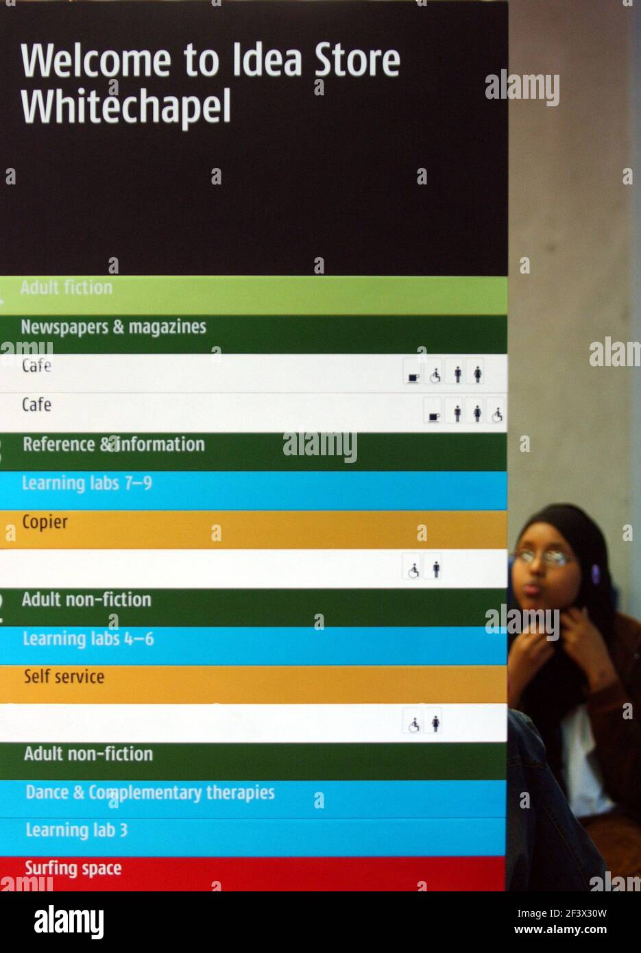 THE IDEA STORE IN WHIECHAPEL RD,22/9/05 TOM PILSTON Stock Photo - Alamy