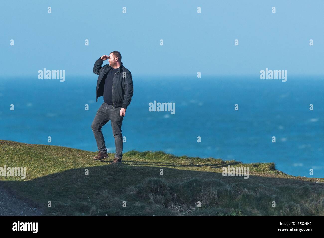Man looking at sun hi-res stock photography and images - Alamy