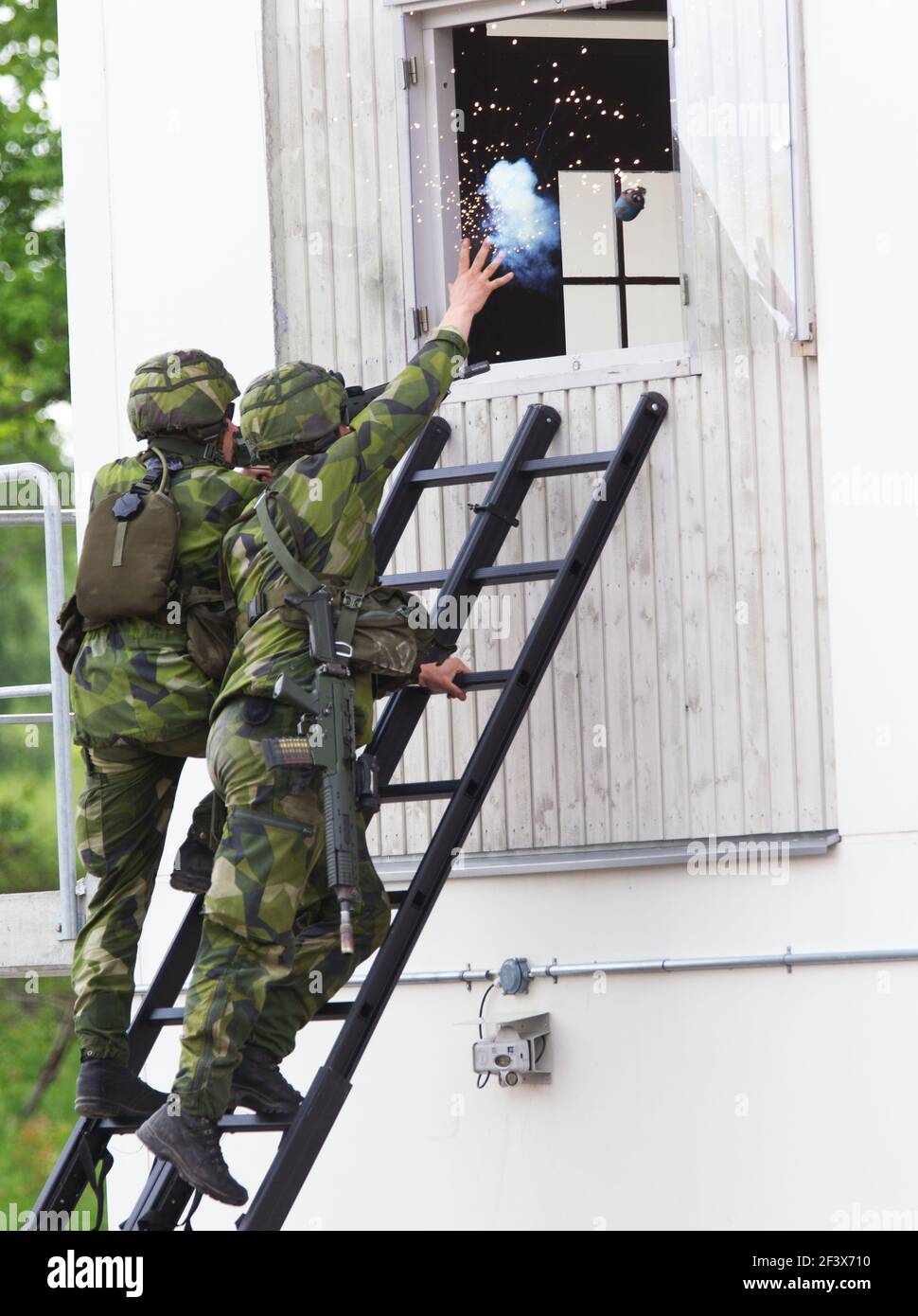 Soldiers in the Swedish Armed Forces who throw an exercise grenade into ...