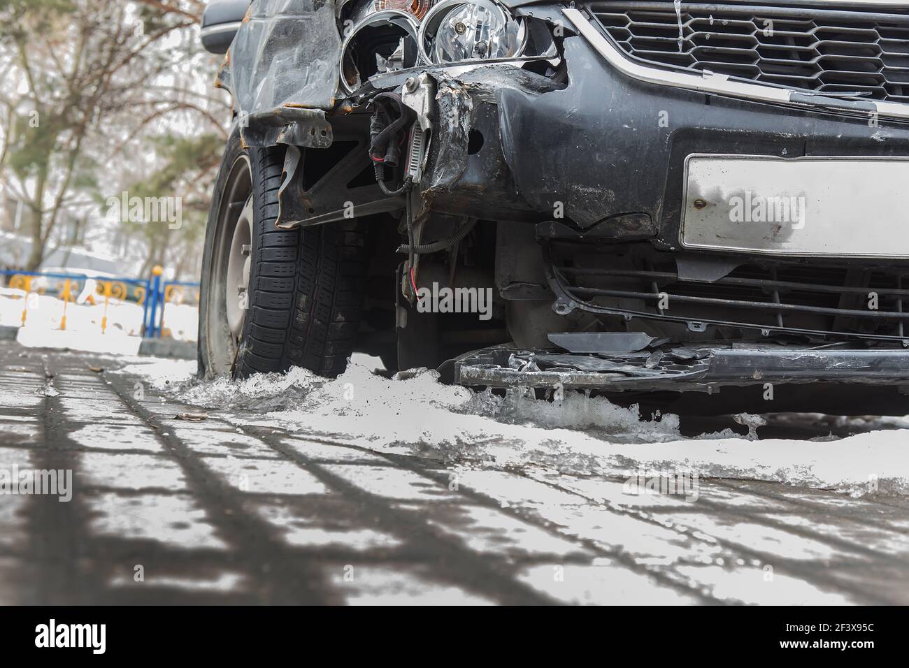 Car crash in snow hi-res stock photography and images - Alamy