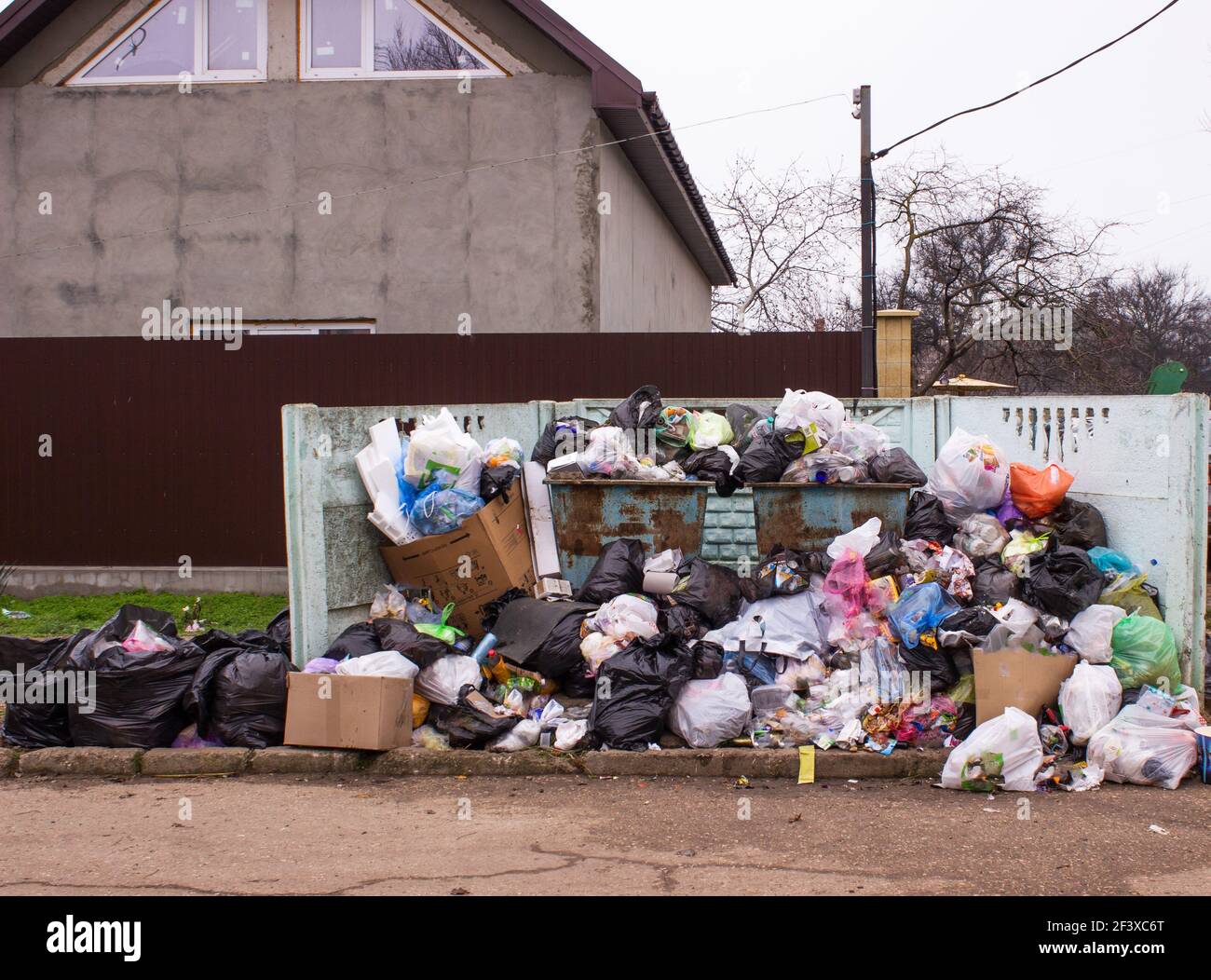 Full trash can hi-res stock photography and images - Alamy