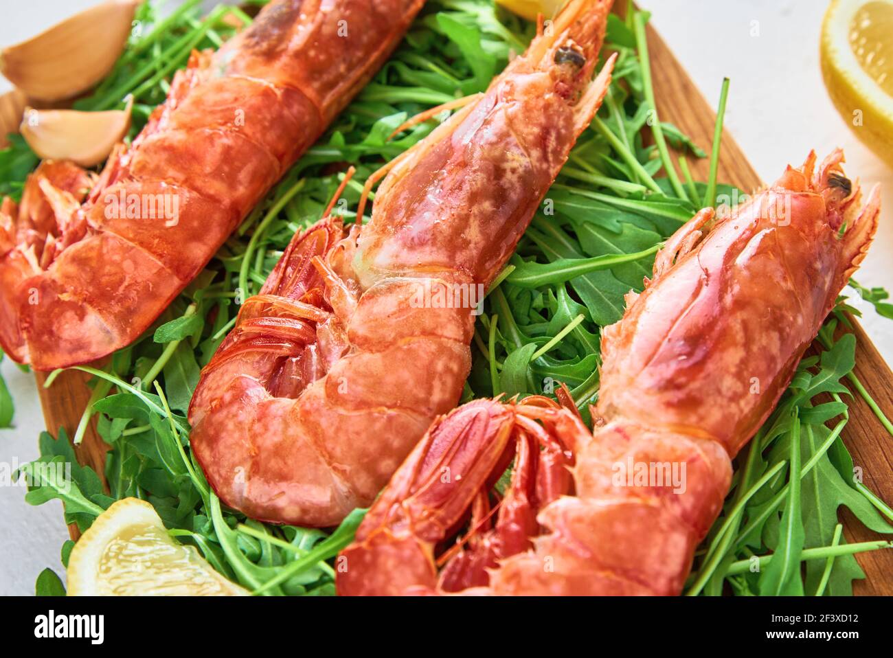 Fresh shrimps with lemon and rucola. Red raw prawns, close up. Seafood ...
