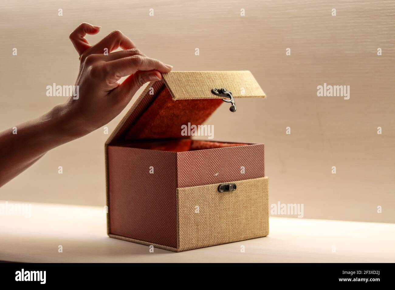 Vintage box with opening hi-res stock photography and images - Alamy