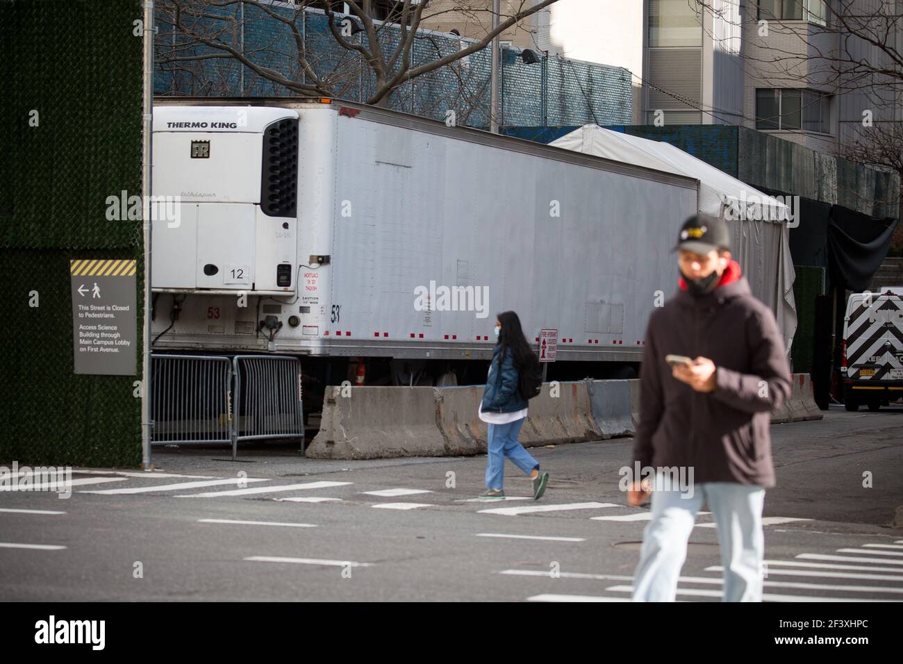 (210318) -- BEIJING, March 18, 2021 (Xinhua) -- Pedestrians walk past a ...