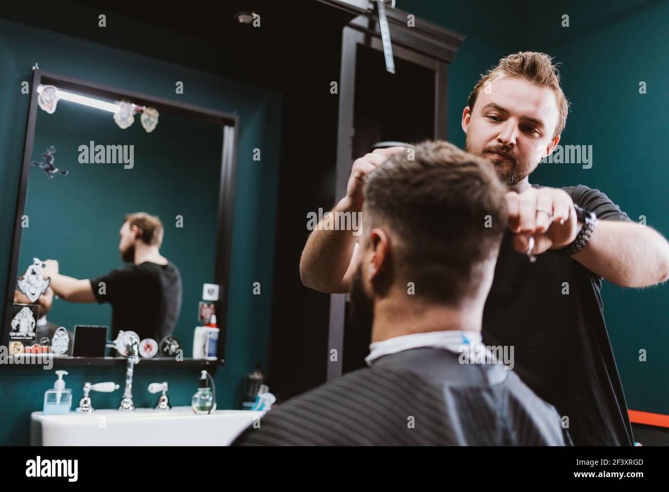 Guy barber hi-res stock photography and images - Alamy