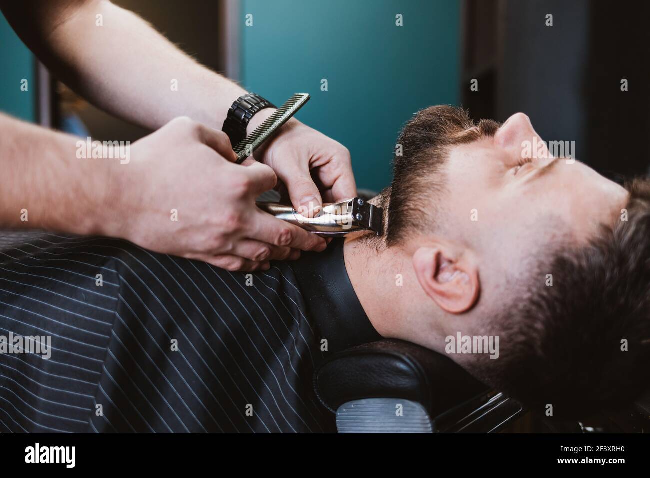 Barber hands hi-res stock photography and images - Alamy