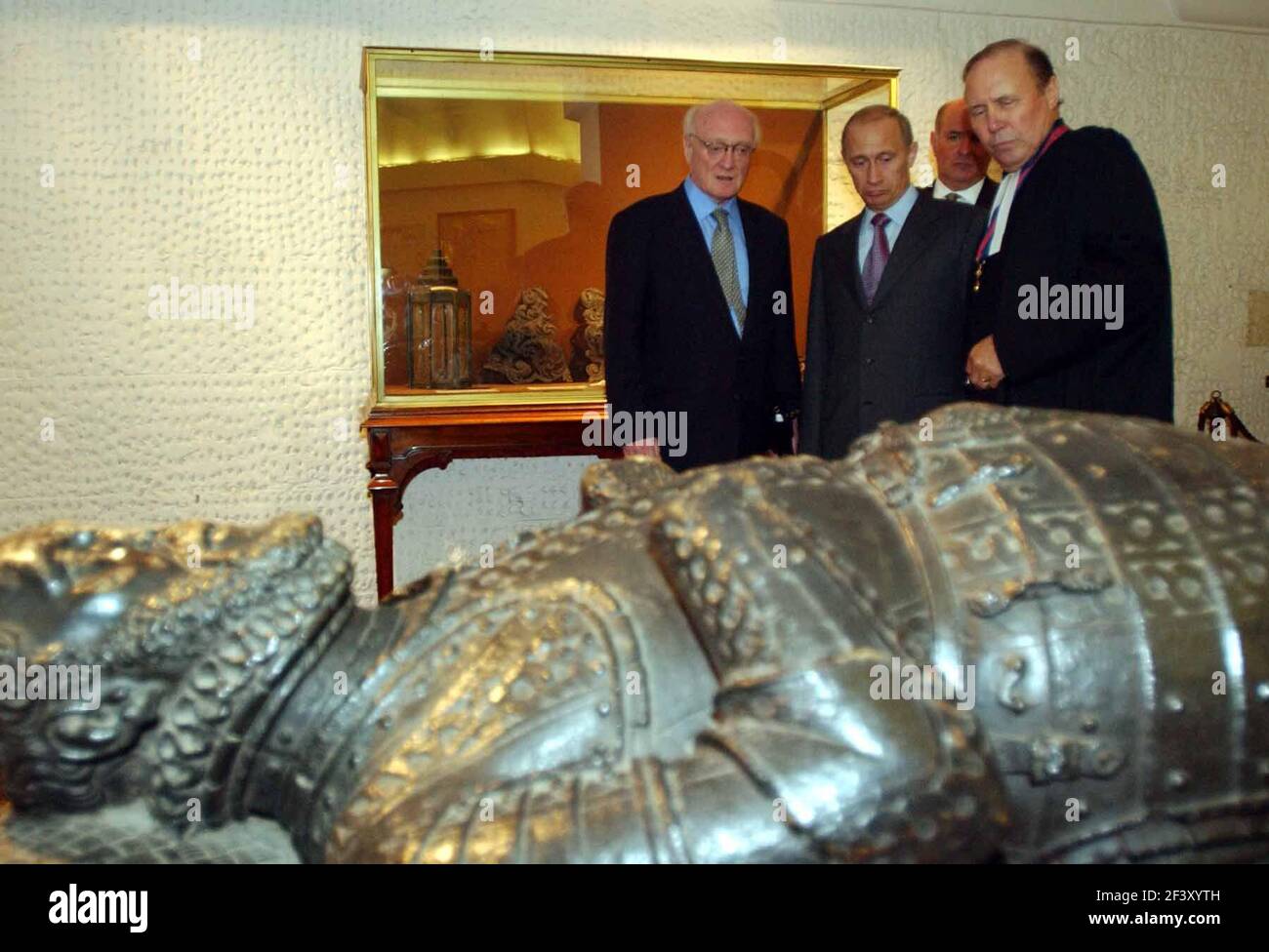 PUTIN AT ST PAULS,LOOKING AT THE TOMB OF NICHOLAS BACON IN THE CRYPT ...