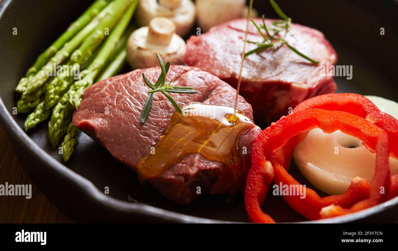 Olive oil cooking hi-res stock photography and images - Alamy