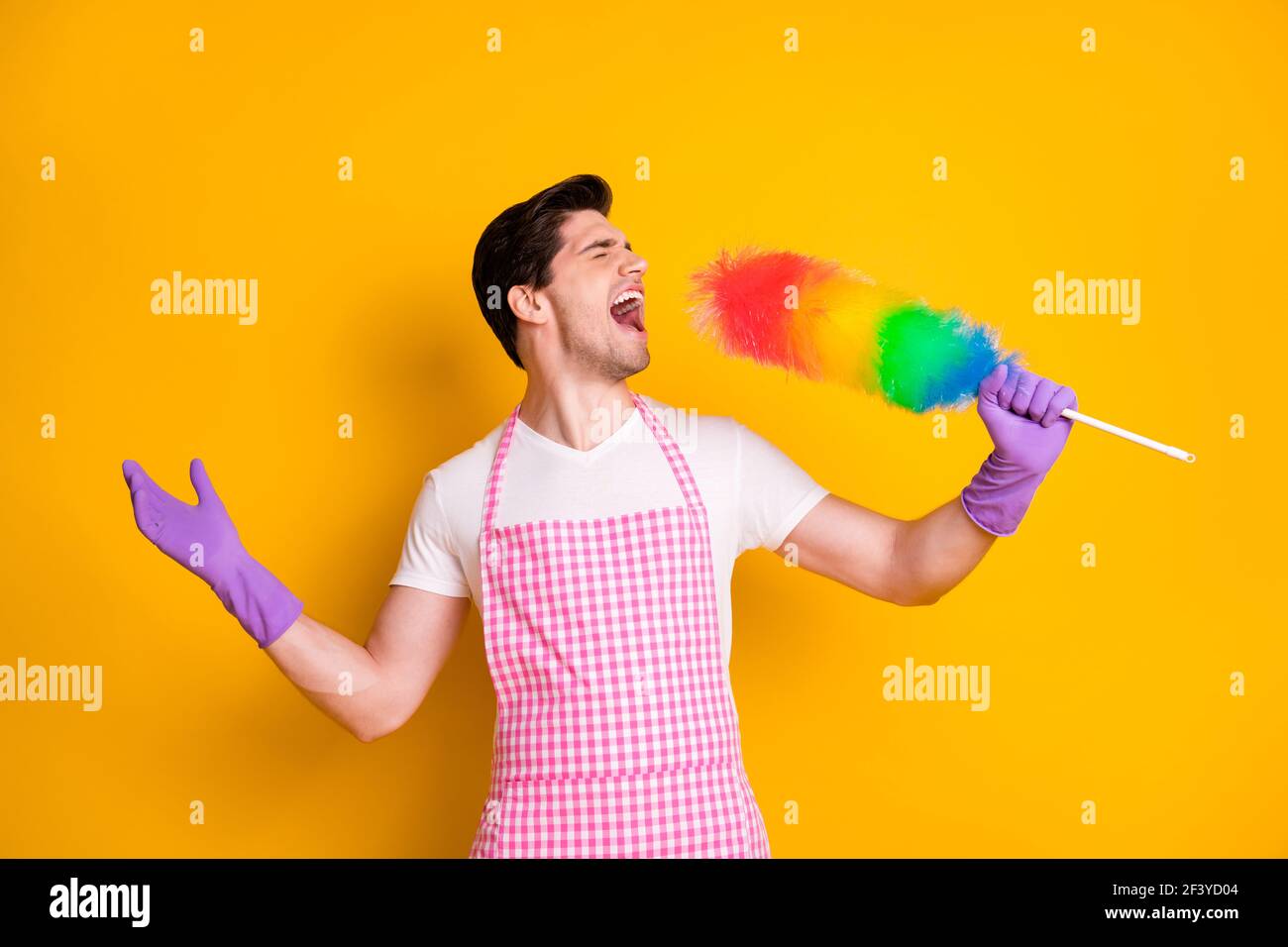 Screaming into mic hi-res stock photography and images - Alamy