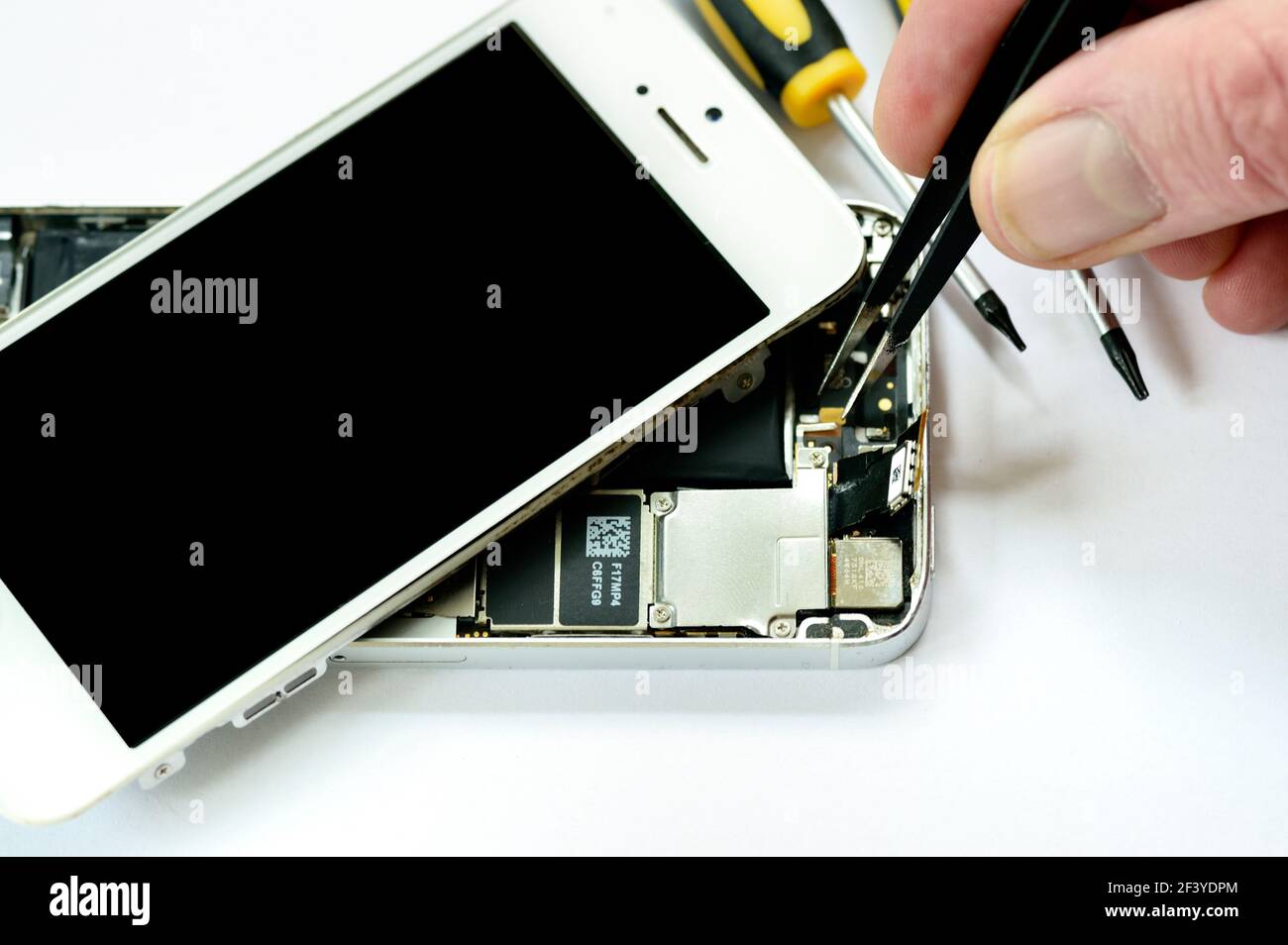 Apple iphone fixing hi-res stock photography and images - Alamy